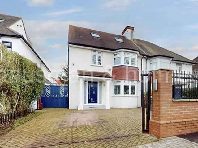 Greenfield Gardens, London, NW2 1HU, United Kingdom | 4 bed duplex for rent #168129634 | Rentberry