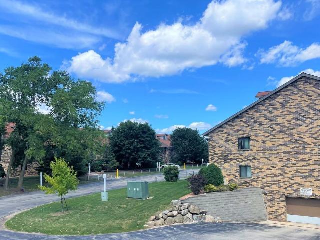 Greenfield Park Apartments 3 Bedroom Apartment for Rent at 4700 S Supreme Ct, Greenfield, WI 53228
