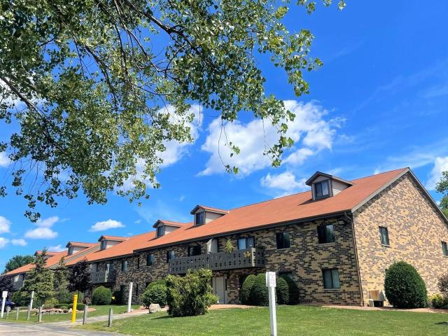 Greenfield Park Apartments 3 Bedroom Apartment for Rent at 4700 S Supreme Ct, Greenfield, WI 53228