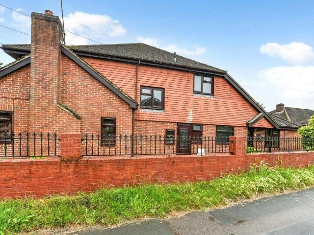 Greenfields Avenue, Alton, Hampshire. 5 bed detached house to rent £2,650 pcm £612 pw