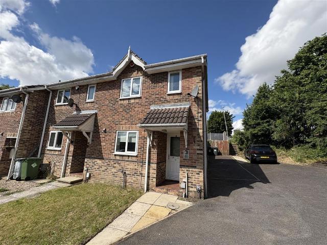 Greenfields, Heckmondwike WF16, 2 bed town house to rent, £950 pcm | PrimeLocation