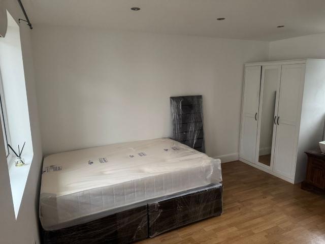 Greenford, 9 UB6, Studio to rent, £1,100 pcm | PrimeLocation