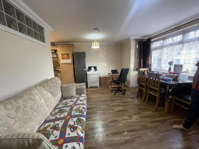 Greenford Avenue, London W7 2 bed flat to rent £1,900 pcm £438 pw