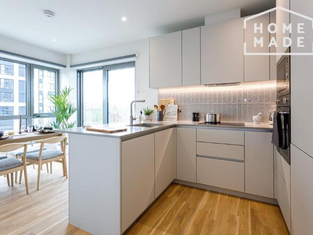 Greenford Quay, Greenford, UB6 2 bed flat to rent £2,420 pcm £558 pw