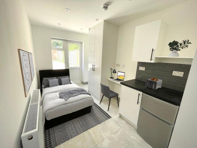 Greenford UB6, Room to rent, £825 pcm | PrimeLocation