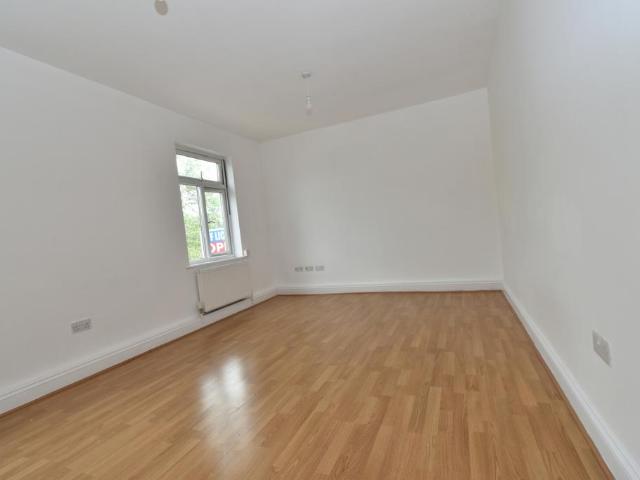 Greenford, UB6 3 bed flat to rent £2,200 pcm £508 pw