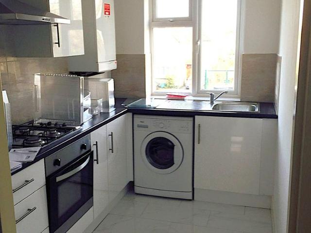 Greenford UB6 3 bed flat to rent £2,200 pcm £508 pw