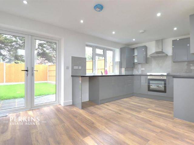 Greenford, UB6 3 bed flat to rent £2,550 pcm £588 pw