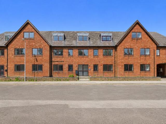 Greenham Road, Newbury, Berkshire, RG14 3 bed apartment to rent £1,750 pcm £404 pw