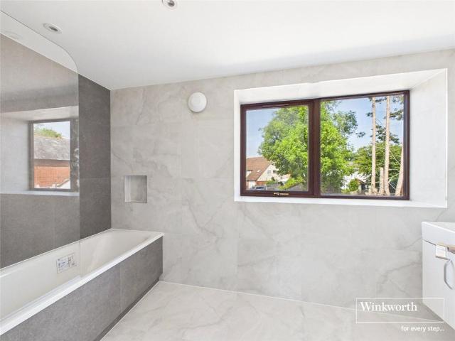 Greenham Road, Newbury, Berkshire, RG14 2 bed apartment to rent £1,450 pcm £335 pw