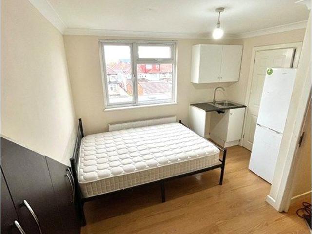 Greenland Crescent, Southall UB2, Studio to rent, £1,200 pcm | PrimeLocation