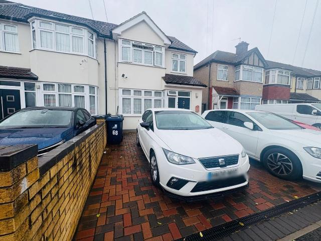 Greenland Crescent, Southall UB2, 2 bed flat to rent, £1,900 pcm | PrimeLocation