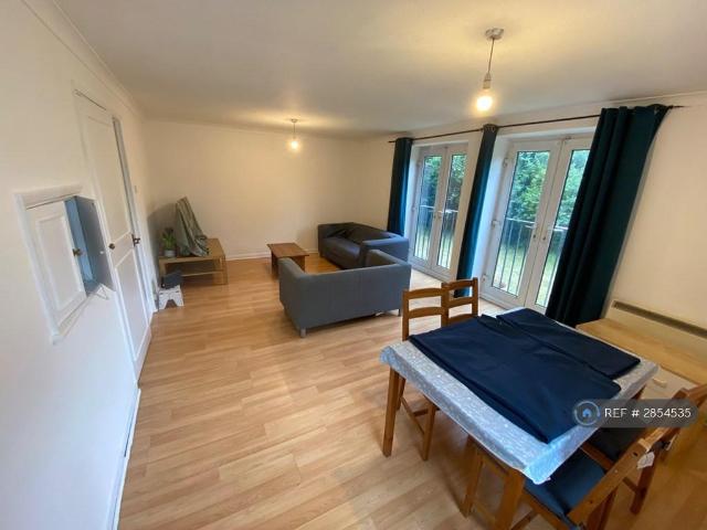 Greenlands Road, Staines Upon Thames. 2 bed flat to rent £1,750 pcm £404 pw