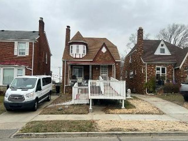Greenlawn St