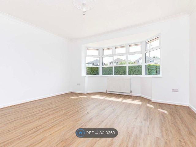 Greenlea, Lymington SO41, 2 bed flat to rent, £1,250 pcm | PrimeLocation