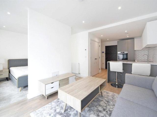 Greenleaf Walk, Southall, The Green. Studio to rent £1,550 pcm £358 pw