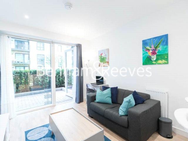 Greenleaf Walk, Southall UB1, 1 bed flat to rent, £1,400 pcm | PrimeLocation