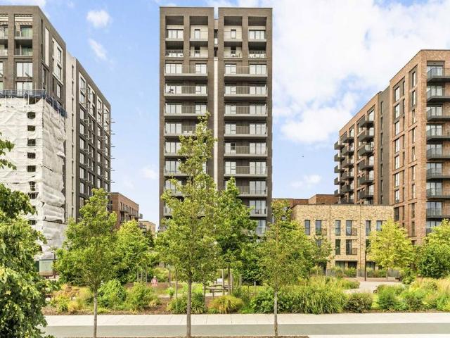 Greenleaf Walk, SOUTHALL UB1 1 bed flat to rent £1,725 pcm £398 pw