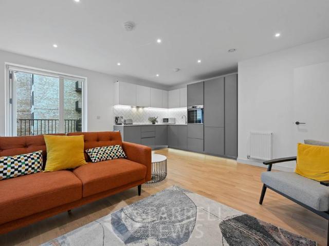 Greenleaf Walk, Southall UB1 2 bed apartment to rent £2,050 pcm £473 pw
