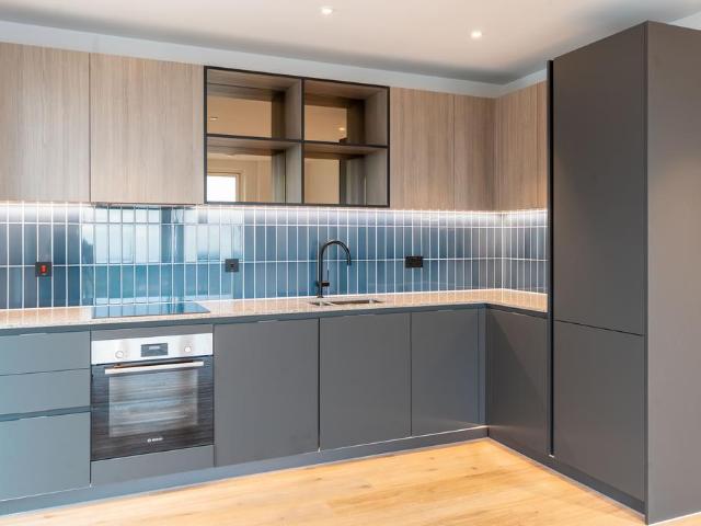 Greenleaf Walk, Southall UB1 2 bed flat to rent £2,350 pcm £542 pw