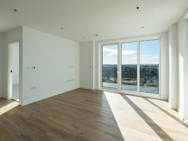 Greenleaf Walk, Southall UB1 2 bed flat to rent £2,500 pcm £577 pw