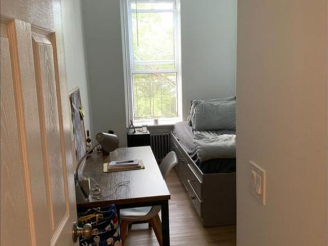 Greenpoint Room with Window