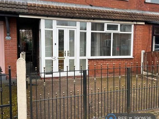 Greenside Lane, Droylsden. 3 bed semi detached house to rent £1,295 pcm £299 pw