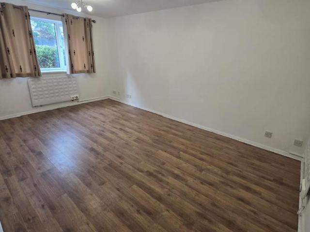 Greenslade Road, London IG11 2 bed flat to rent £1,600 pcm £369 pw