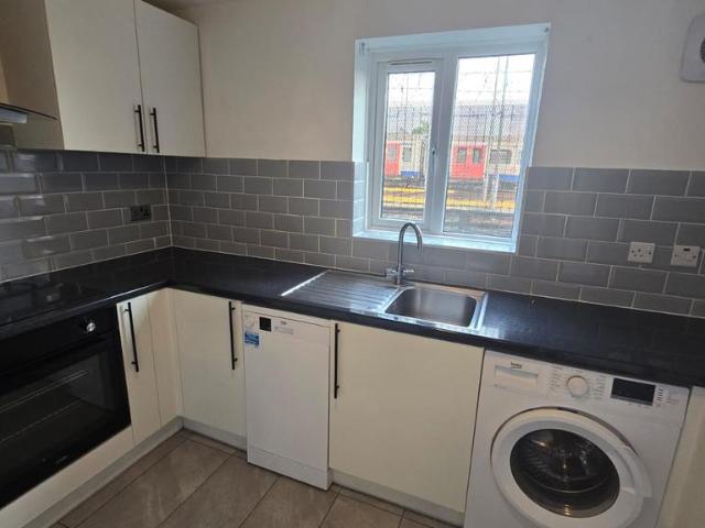 Greenslade Road, London IG11 2 bed flat to rent £1,700 pcm £392 pw