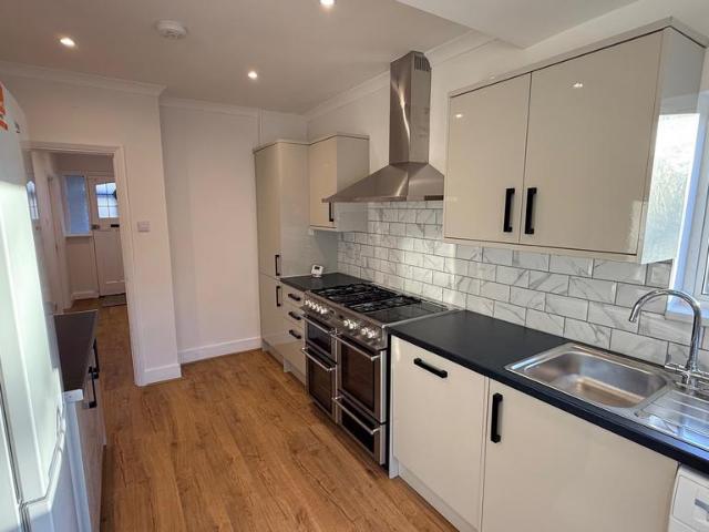 Greenway, Woodford Green, IG8 3 bed house to rent £2,800 pcm £646 pw
