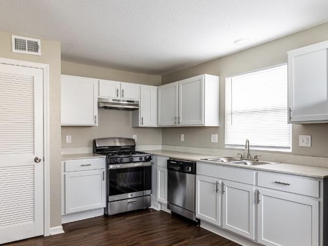Greenway Apartments 2 Bedroom Apartment for Rent at 13615 White Ave, Grandview, MO 64030