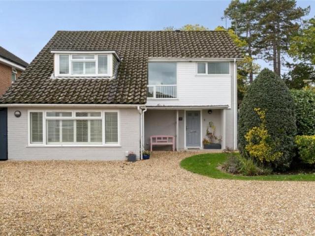 Greenway Close, West Byfleet KT14 4 bed detached house to rent £3,995 pcm £922 pw