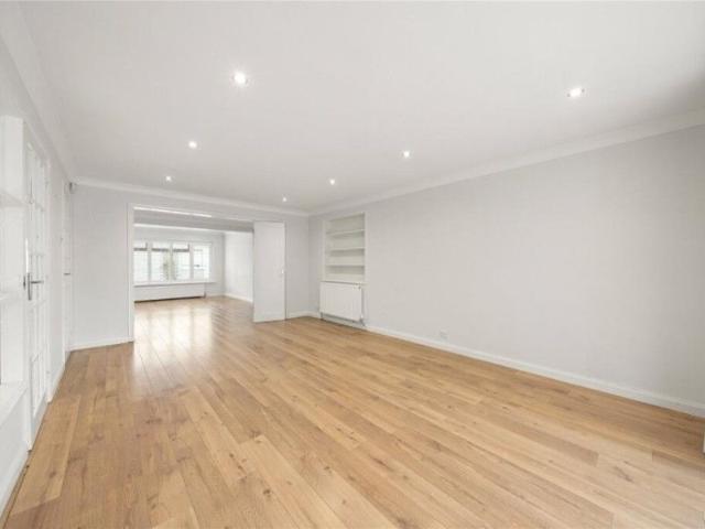 Greenway Close, West Byfleet, Surrey, KT14