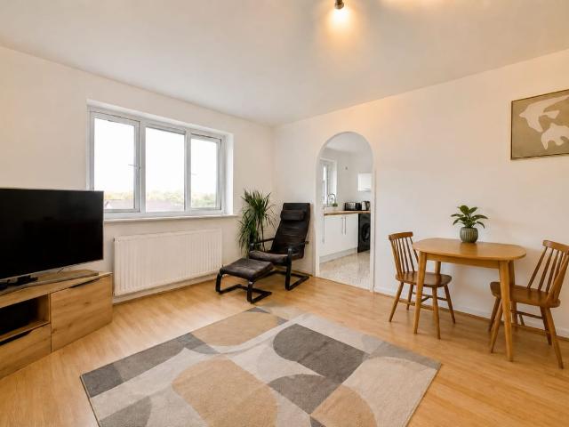 Greenway Close, London N11, 2 bed flat to rent, £1,750 pcm | PrimeLocation