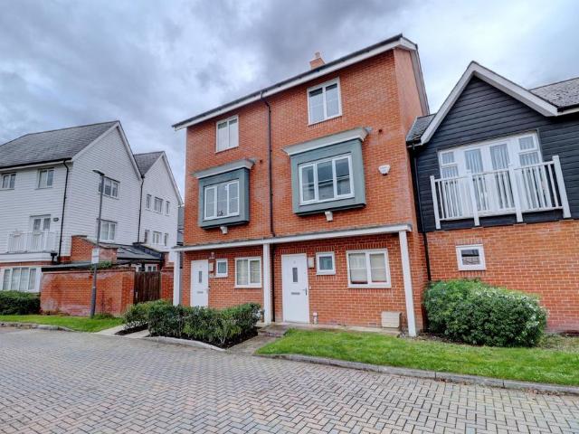 Greenwich Drive Buckinghamshire HP11 3 bed terraced house to rent £2,250 pcm £519 pw