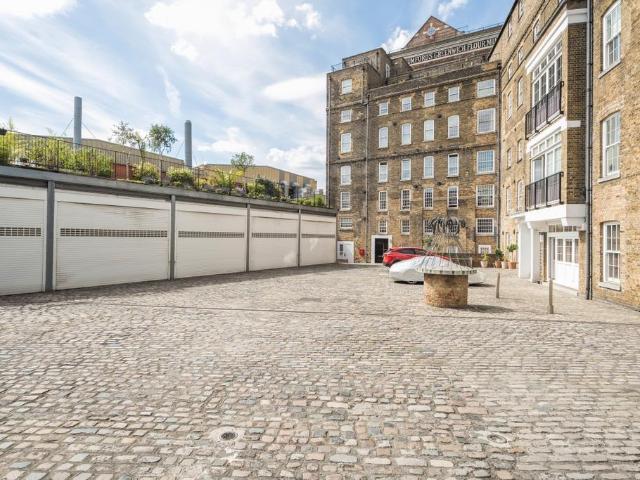 Greenwich High Road Mumford Mills SE10 1 bed apartment to rent £2,100 pcm £485 pw