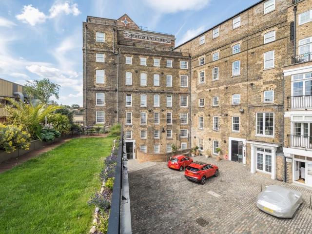 Greenwich High Road Mumford Mills SE10 1 bed apartment to rent £2,100 pcm £485 pw