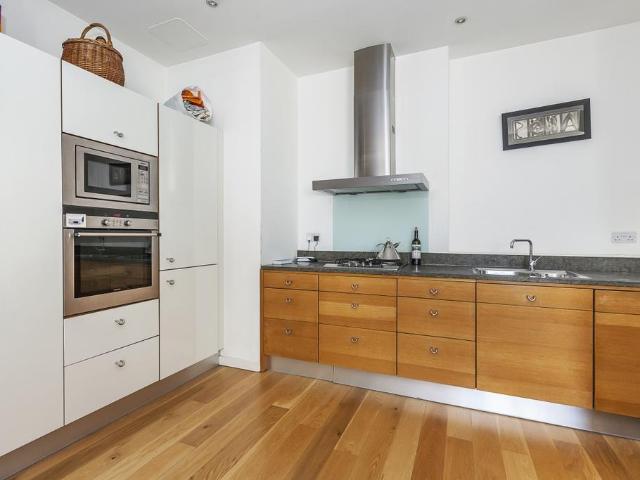 Greenwich High Road Mumford Mills SE10 1 bed apartment to rent £2,100 pcm £485 pw