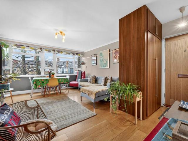 Greenwich High Road, Greenwich. 2 bed flat to rent £3,496 pcm £807 pw
