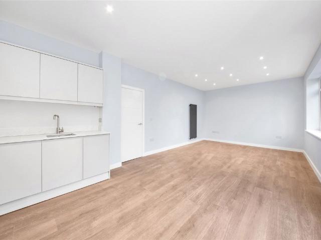 Greenwich High Road, Greenwich SE10, 2 bed flat to rent, £2,500 pcm | PrimeLocation