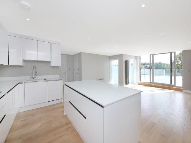 Greenwich High Road, London, SE10 3 bed flat to rent £3,500 pcm £808 pw