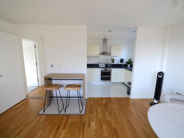 Greenwich top floor 2 bed flat, viewing balcony