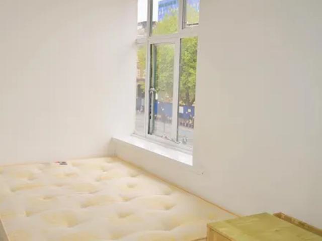 Greggs, 243 Whitechapel Road, London, E1 1DB, United Kingdom | Room for rent #140658703 | Rentberry