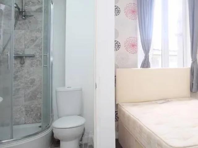 Greggs, 243 Whitechapel Road, London, E1 1DB, United Kingdom | Room for rent #100639022 | Rentberry
