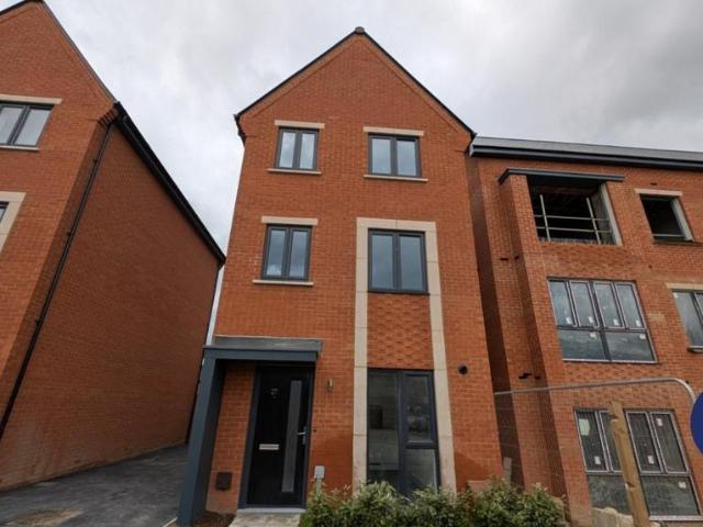 Grenadier Drive, Folkestone, Kent, CT20 4 bed detached house to rent £1,850 pcm £427 pw