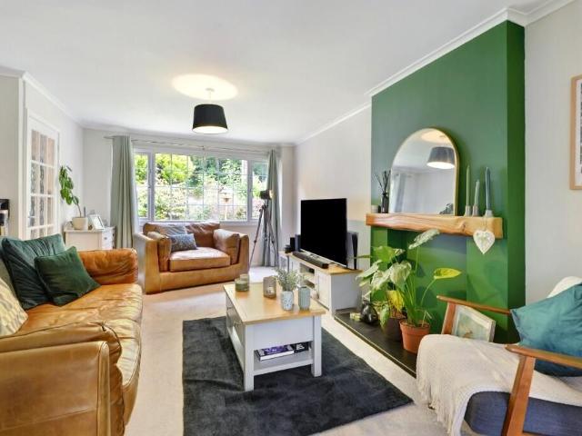 Grenadier Place, Caterham CR3, 2 bed flat to rent, £1,650 pcm | PrimeLocation