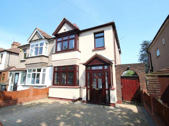 Grenfell Avenue, Hornchurch, Essex, RM12 3 bed end of terrace house to rent £2,250 pcm £519 pw