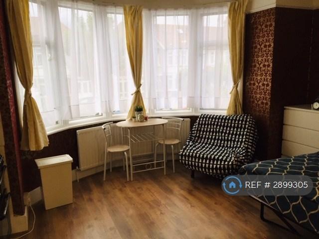 Grenoble Gardens, London, N13 Studio to rent £1,049 pcm £242 pw