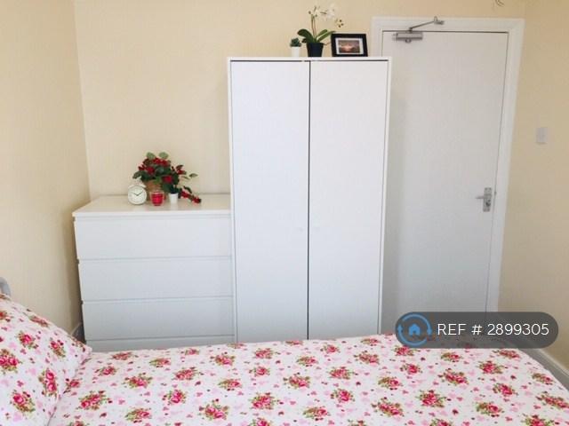 Grenoble Gardens, London, N13 Studio to rent £1,049 pcm £242 pw