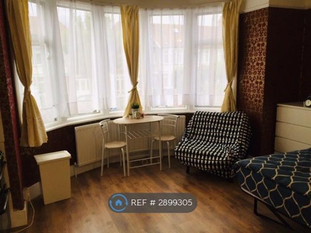 Grenoble Gardens, London N13, Studio to rent, £1,099 pcm | PrimeLocation